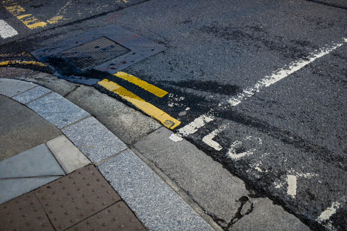 Faded road markings are putting drivers at risk, says RAC | Regit